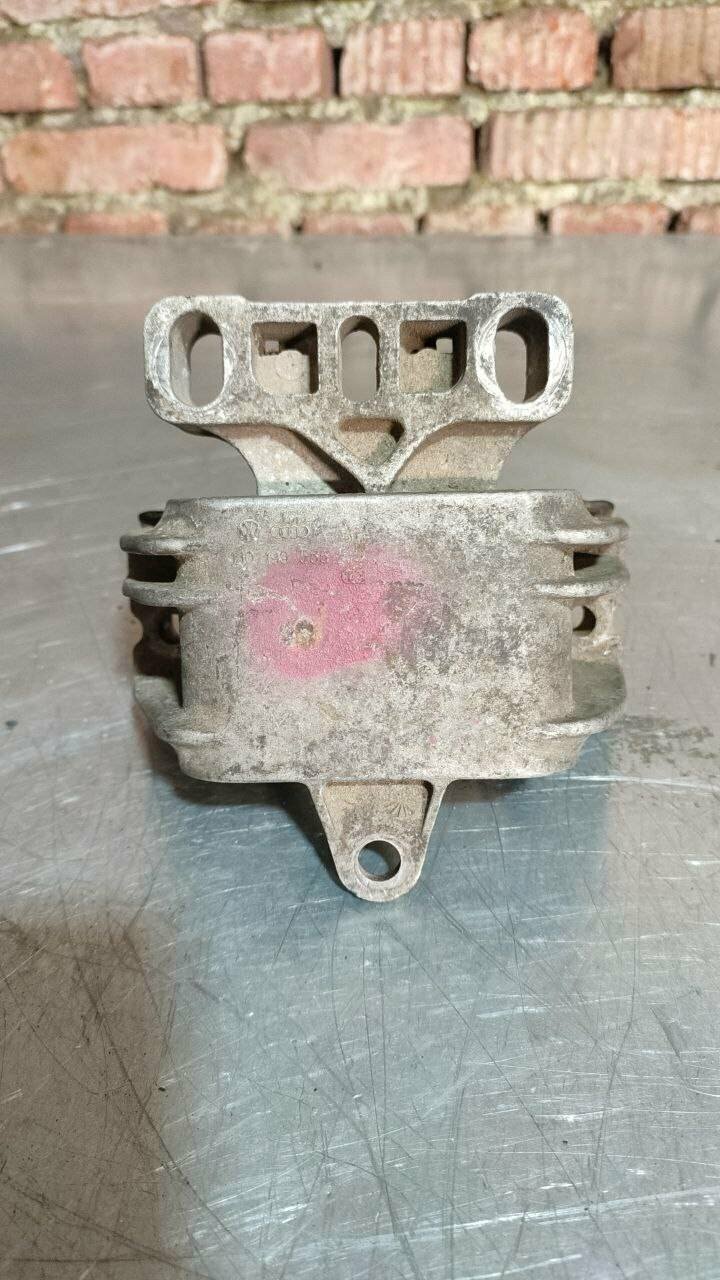 Подушка крепления двигателя Volkswagen Golf 4 (1997 - 2006) 1J0199555