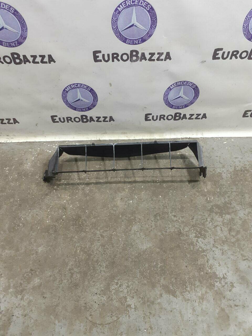 Дефлектор радиатора Mercedes R171 A1715050236