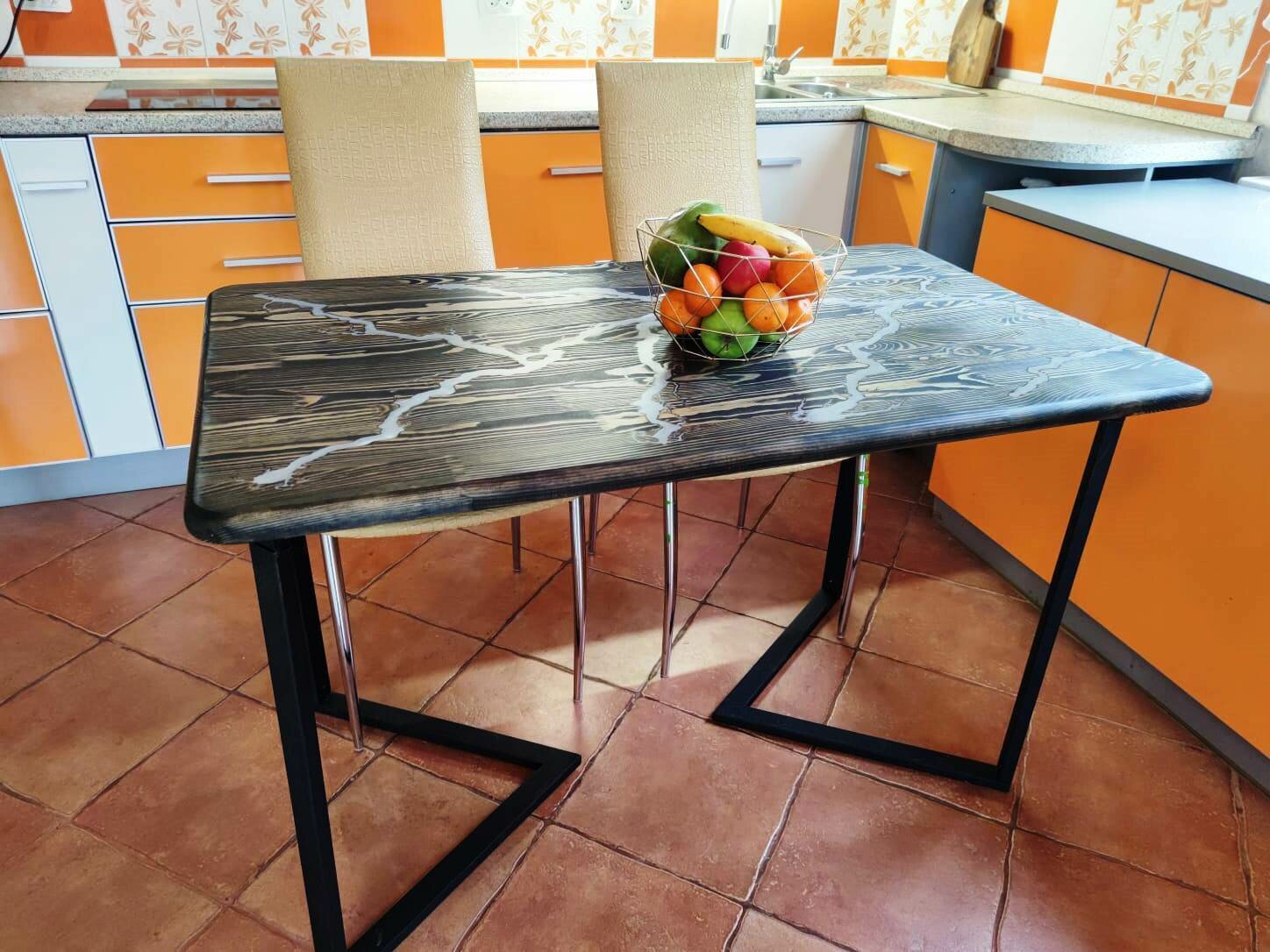 Стол из натурального дерева 120х74 с белыми молниями из эпоксидной смолы