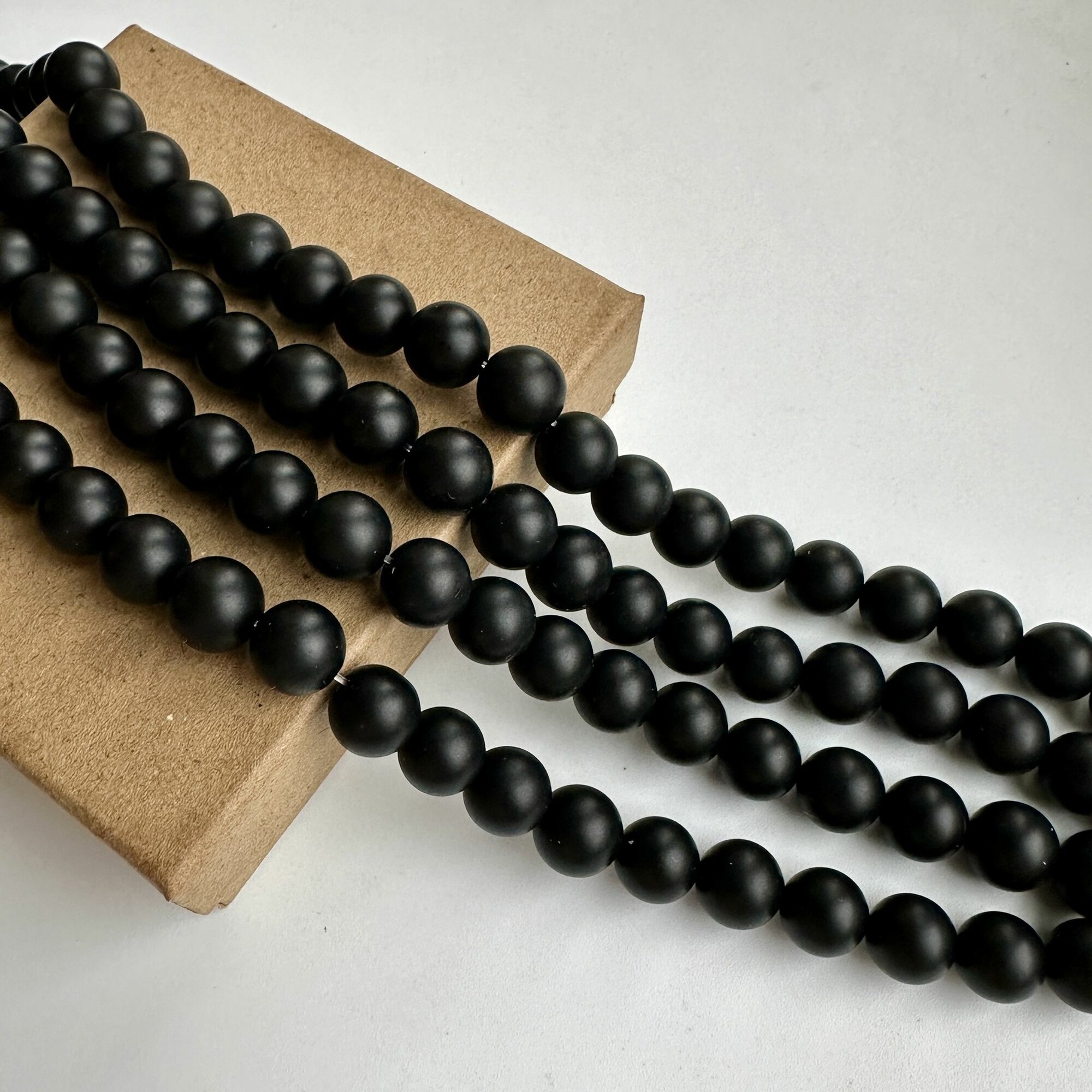 Бусины оникс матовый черный шар гладкий 10 мм (нить 18 см), Suntrim