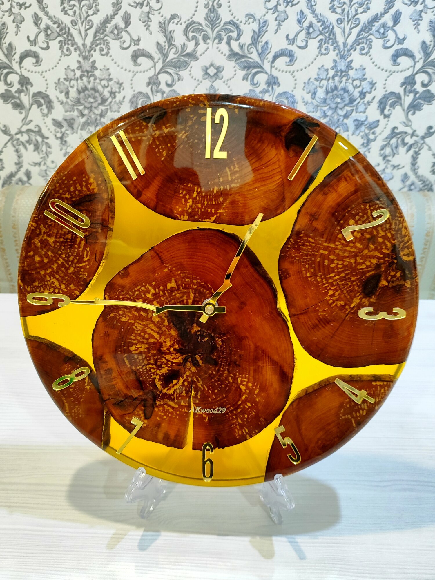 Настенные часы ручной работы из дерева и эпоксидной смолы"Ольха 2507 (35)", круглые, плавный ход