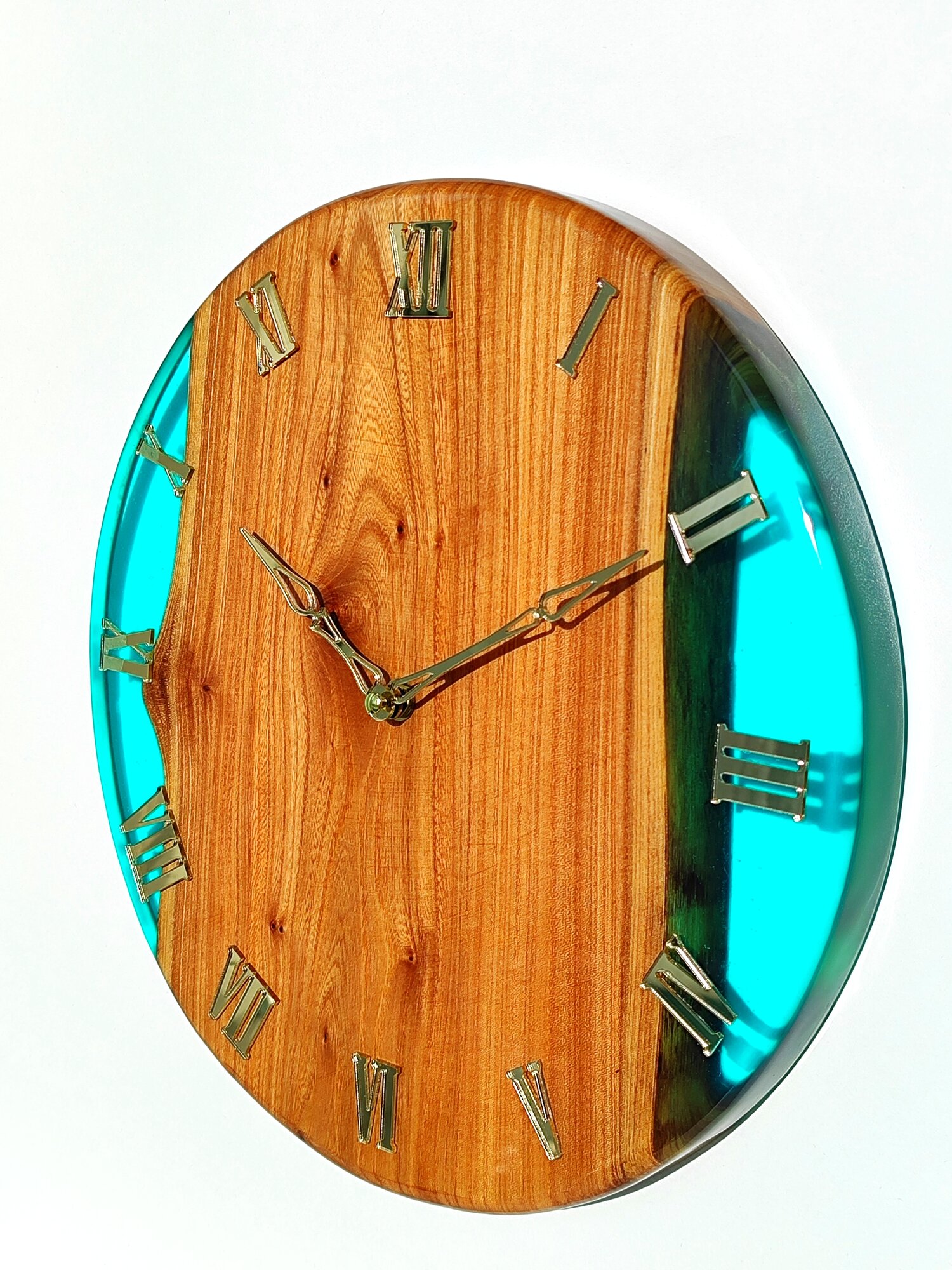 Настенные часы ручной работы из дерева и эпоксидной смолы "КАР-бирюза(35)", 340*340*25 мм