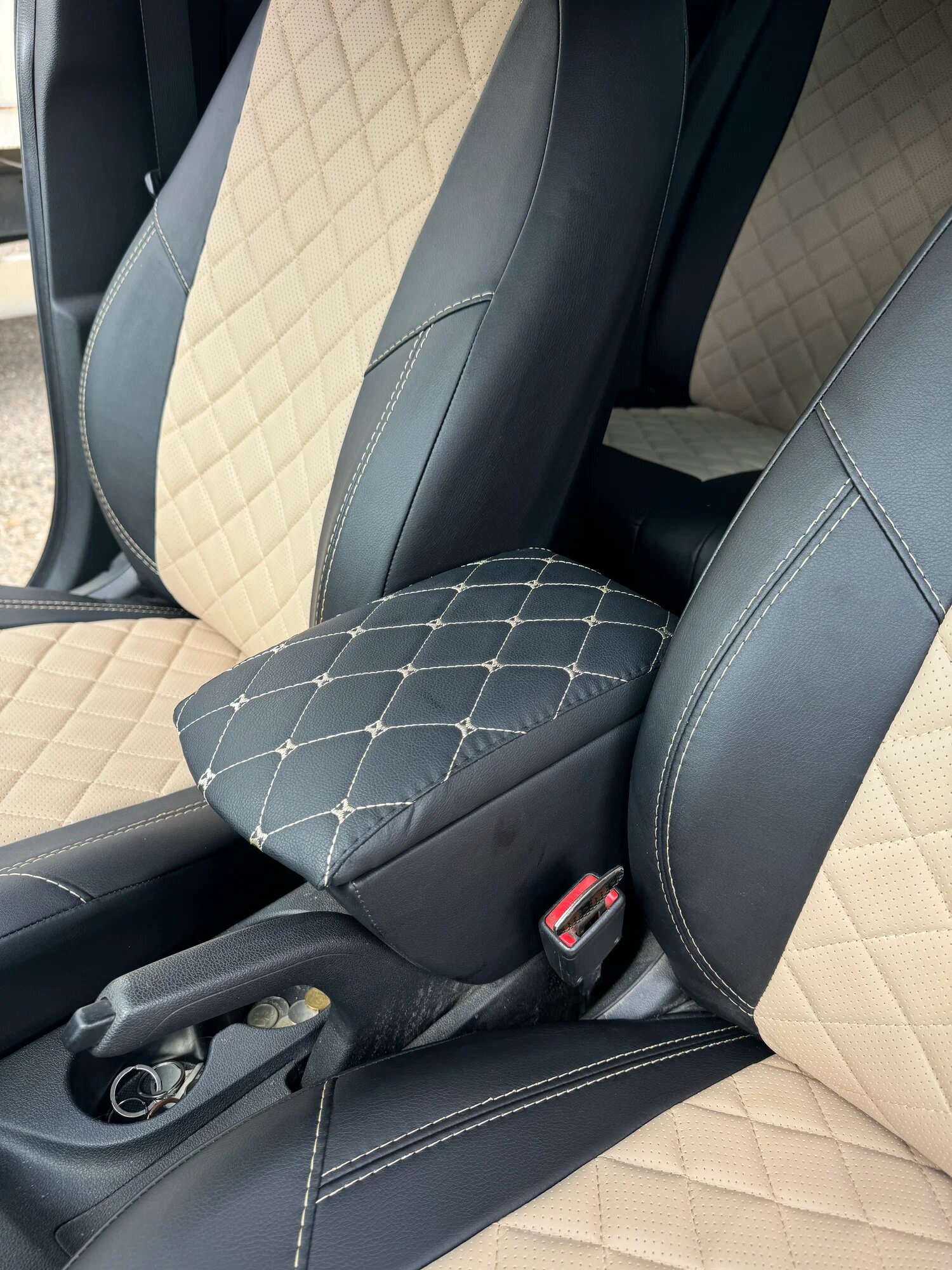 Подлокотник - бар для Kia Rio IV (X-Line) с 17г. Экокожа, черный, бежевая строчка.