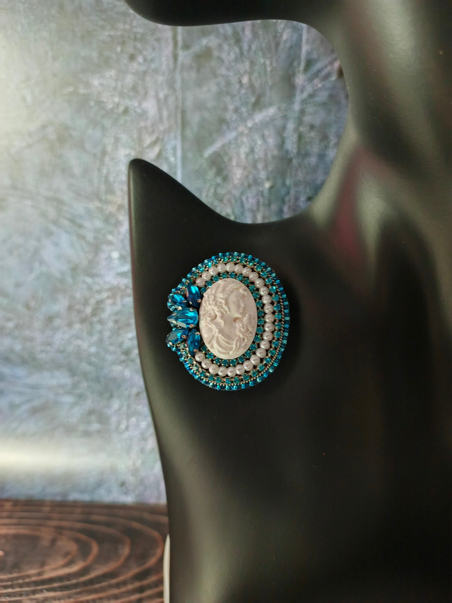 Брошь, бисер