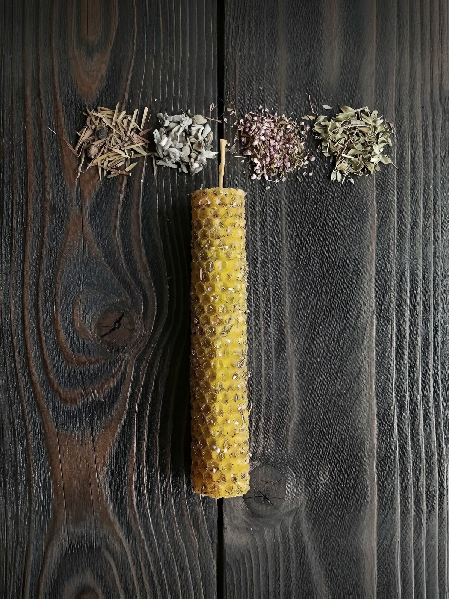 Руническая свеча "Защита дома и семьи" (руны из трав)