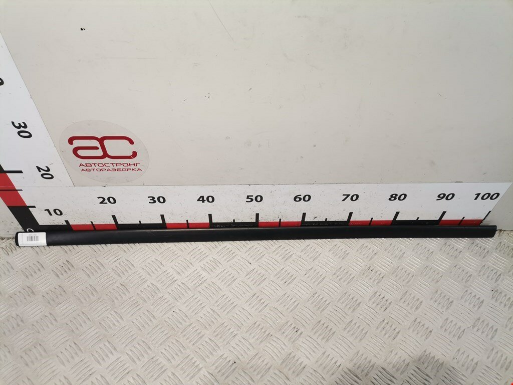 Накладка (молдинг) двери передней правой Volkswagen Golf 4 1J4853516 арт. 1547339