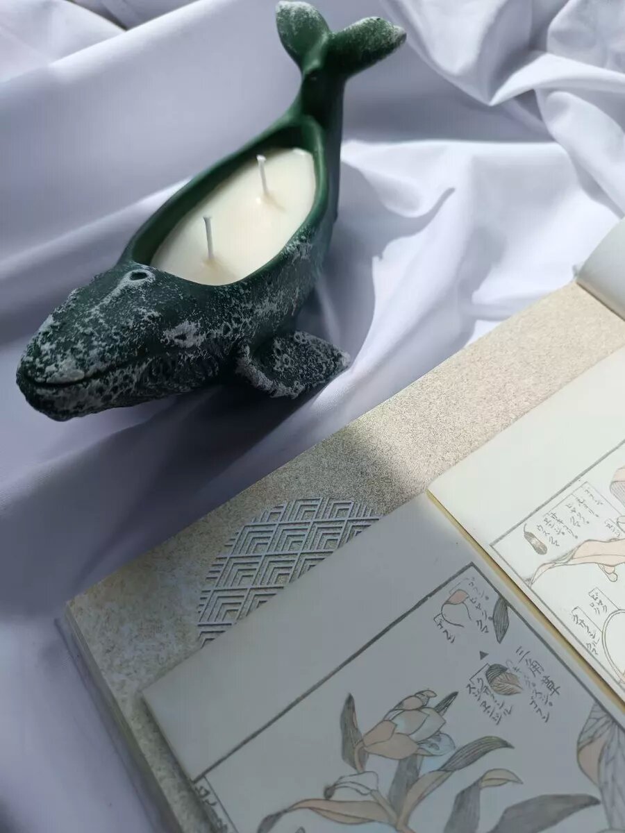 Свеча ароматическая Лесные ароматы "Клюквенный лес", соевый воск, в виде кита