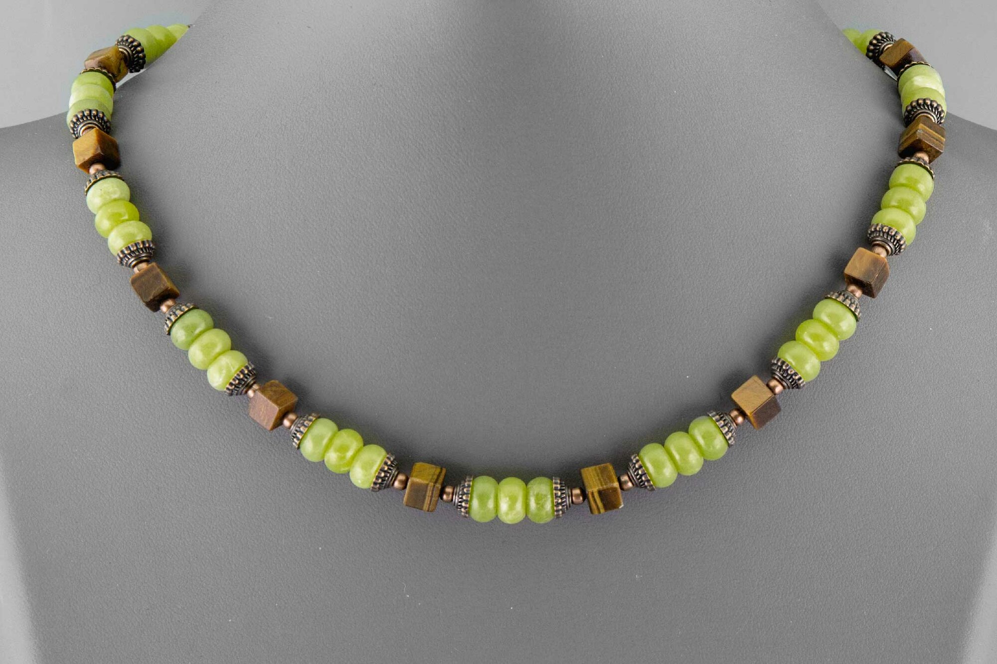 Колье, тигровый глаз