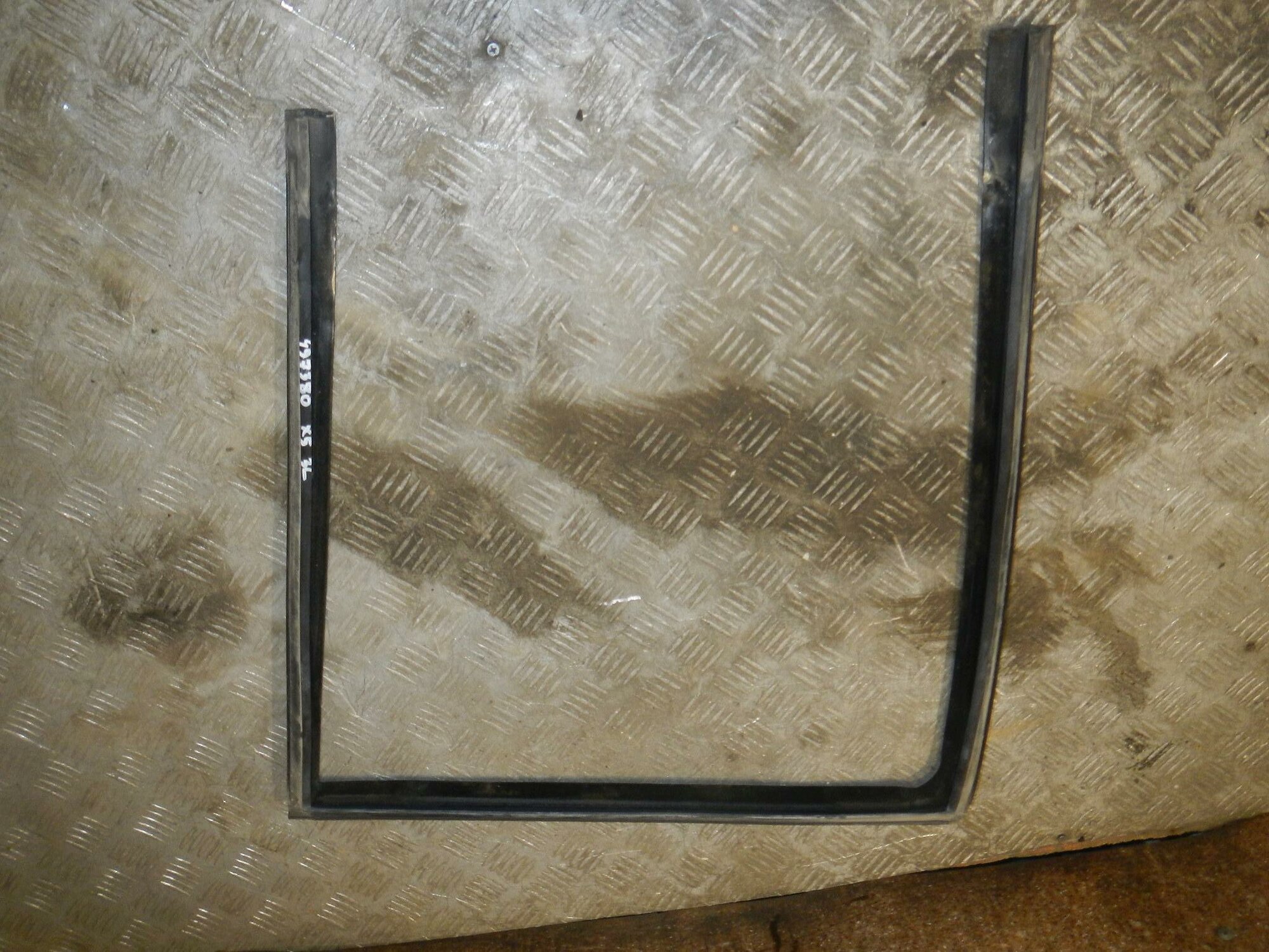 Б/У Уплотнитель стекла двери задней левой, BMW (БМВ)-X5 (E53) (99-06) BMW X5 (E53) (99-06) Царапины. 497380 BMW арт. 513...