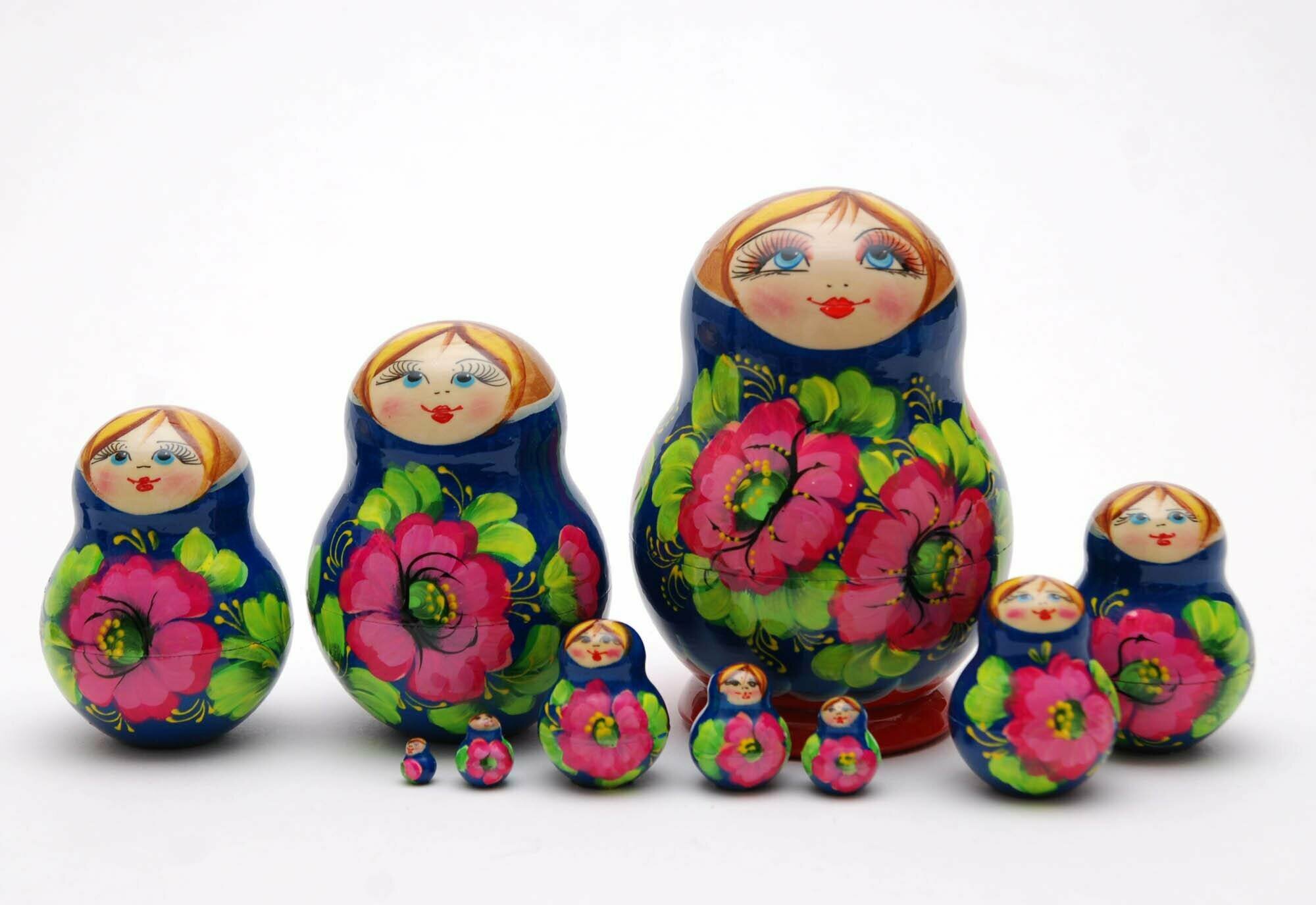 Матрешка авторская десятка темно-синего цвета с розовыми цветам, высота самой большой 13см