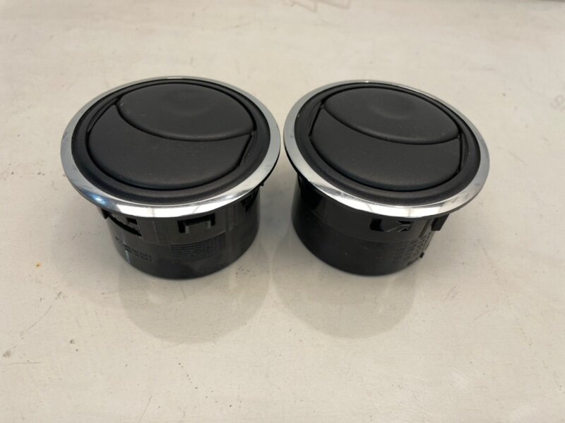 Б/У дефлектор воздушный Nissan Terrano 2015 D10 F4RB403 цена за 1 шт в наличии 2 шт 43727 NISSAN арт. 687601987R