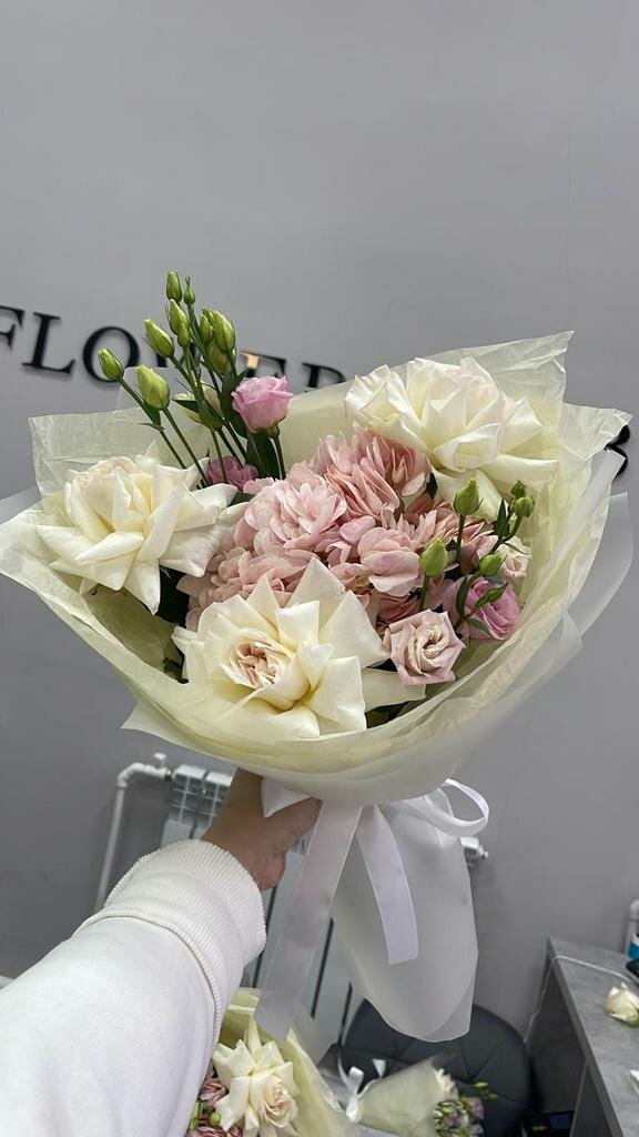 Букет из живых цветов " Нежность" из гортензии, роз, эустомы