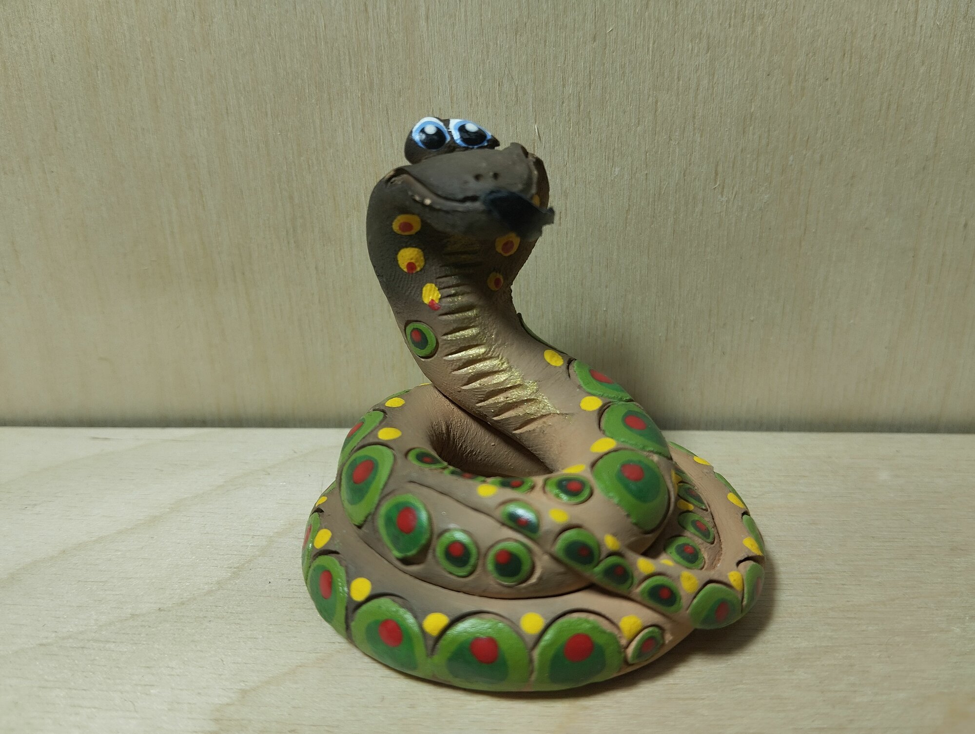 Фигурка змея из глины