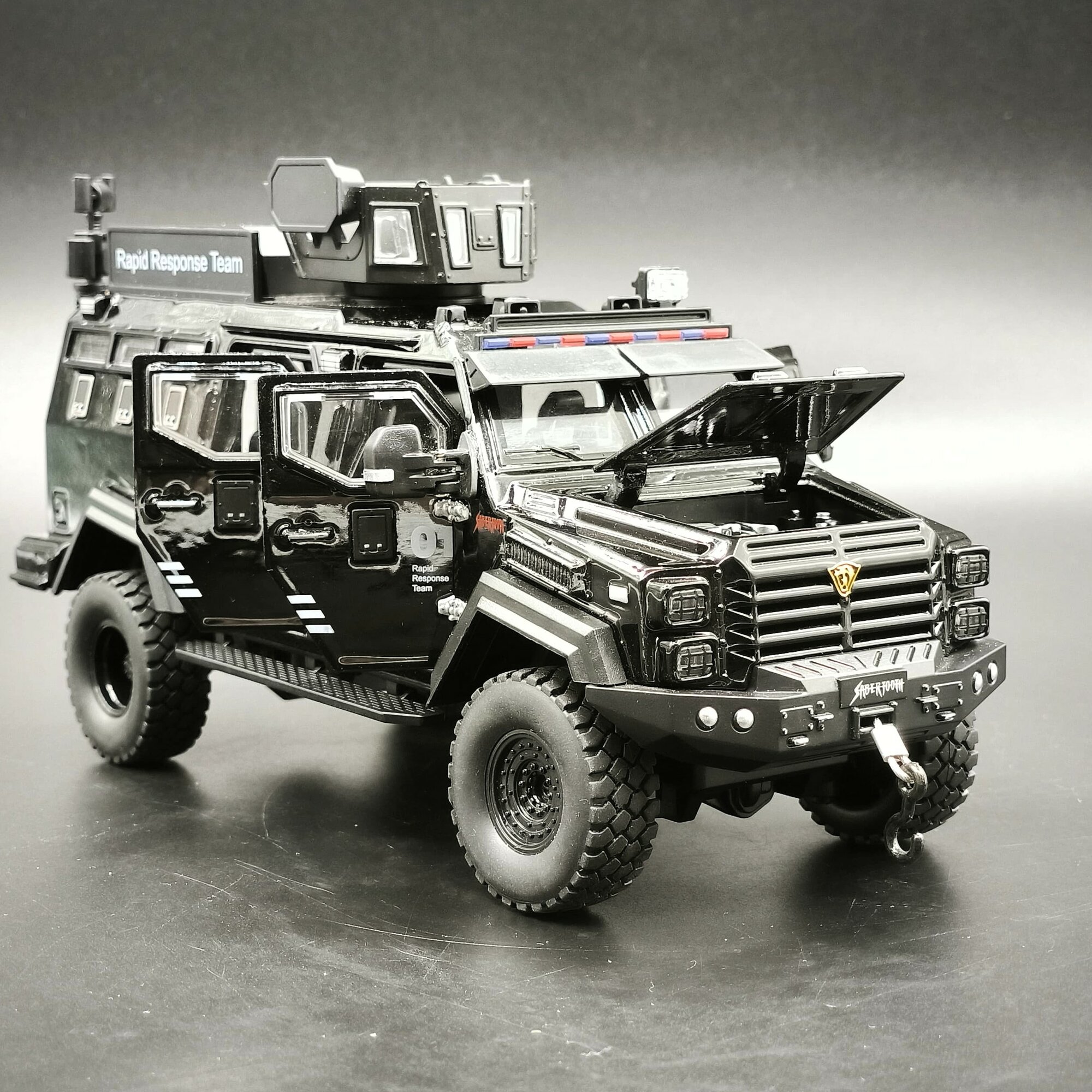 Металлическая машина Бронеавтомобиль с световым и звуковым сопровождением. Масштаб 1:24