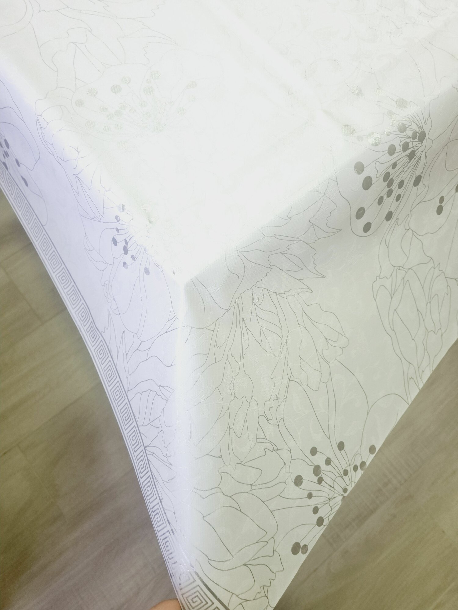 Клеенка-скатерть на стол белая с серебрянным рисунком