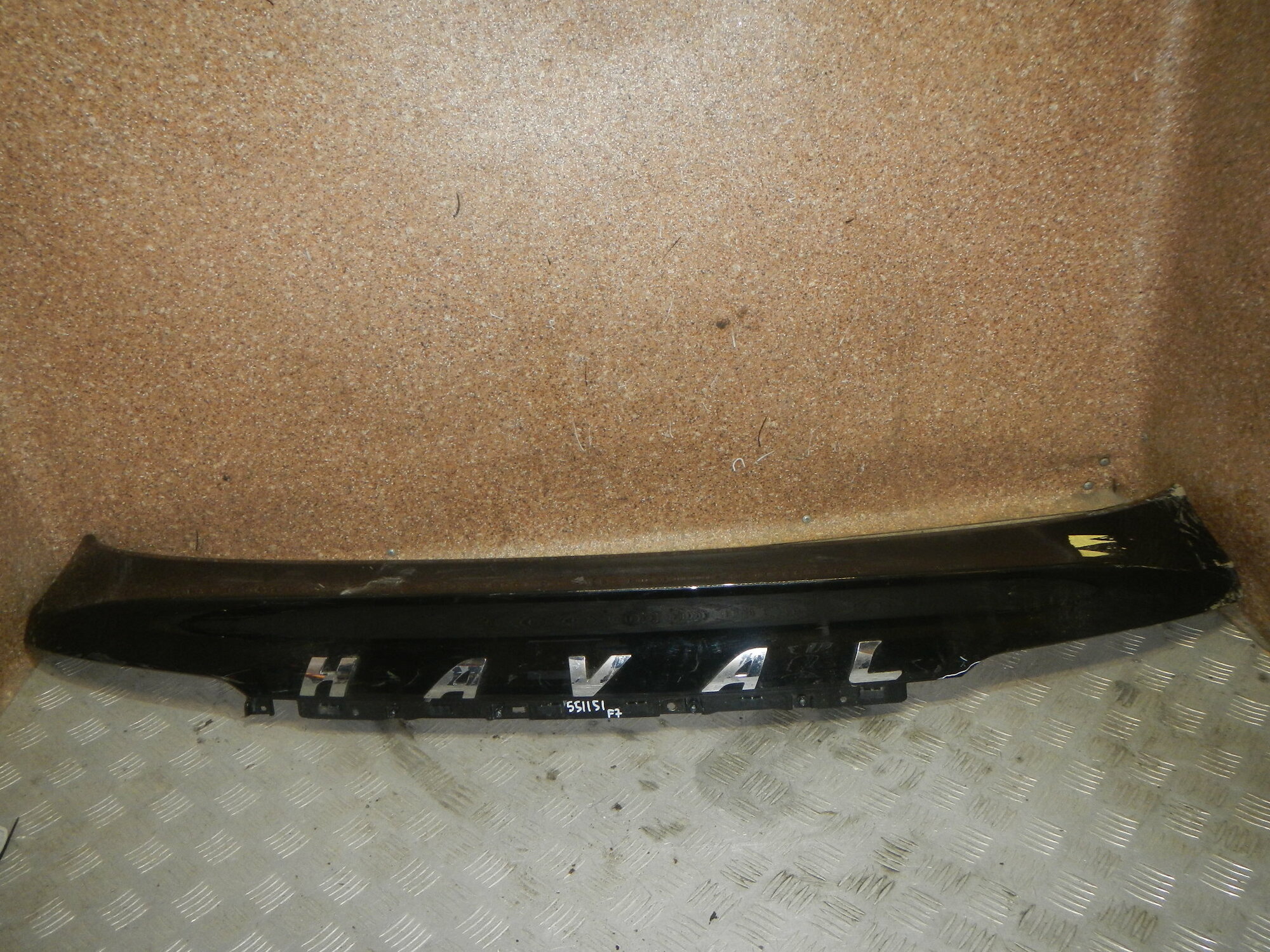 Б/У Накладка двери багажника, Haval (Хавейл)-F7 (19-) Haval F7 (19-24) с эмблемой Царапины, сломано крепление, отколоты к...