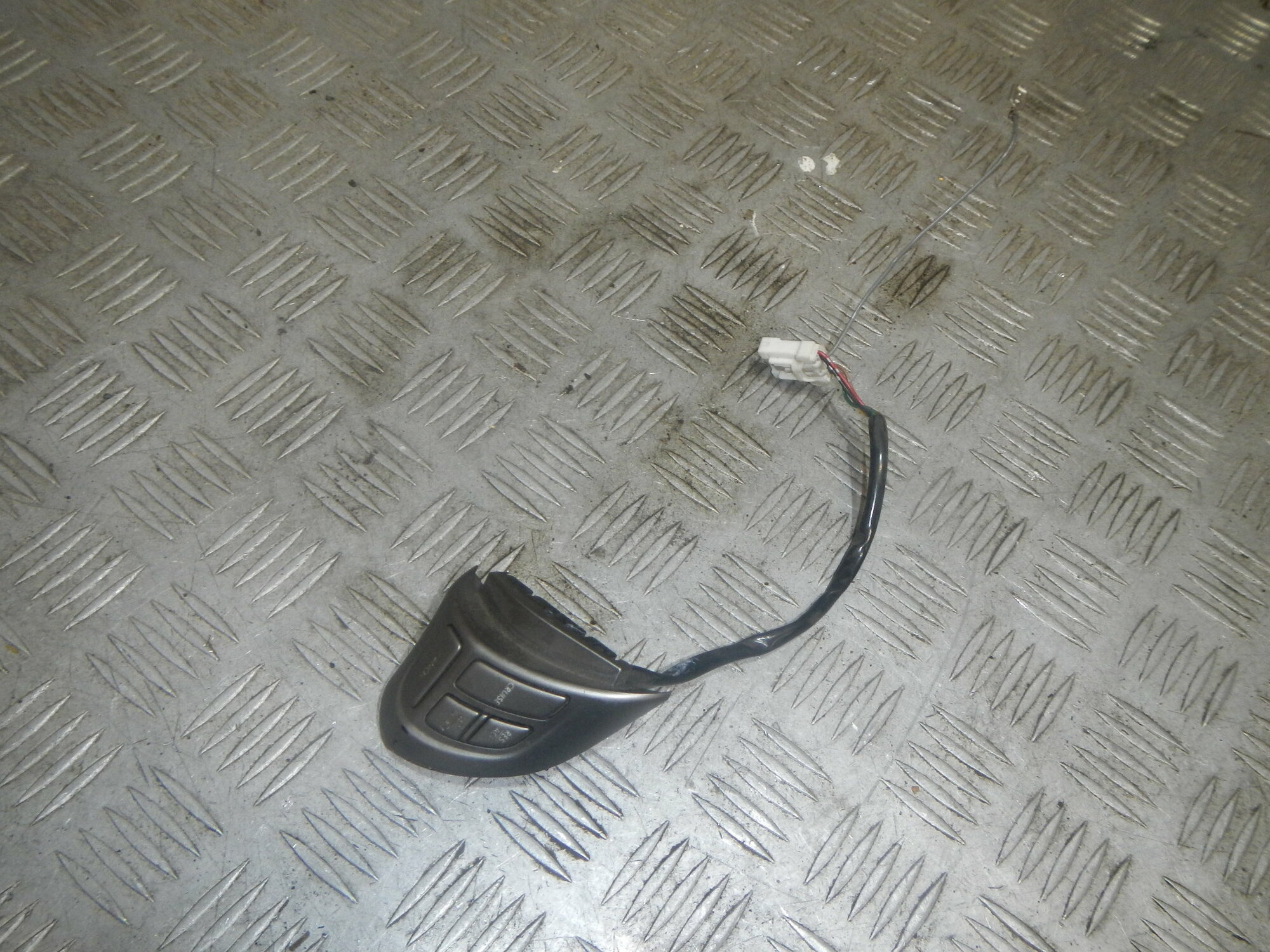 Б/У Кнопка, Subaru (Субару)-OUTBACK (B13) (03-09) SUBARU OUTBACK (B13) (03-09) на рулевое колесо Потертости. 564625 SUBAR...