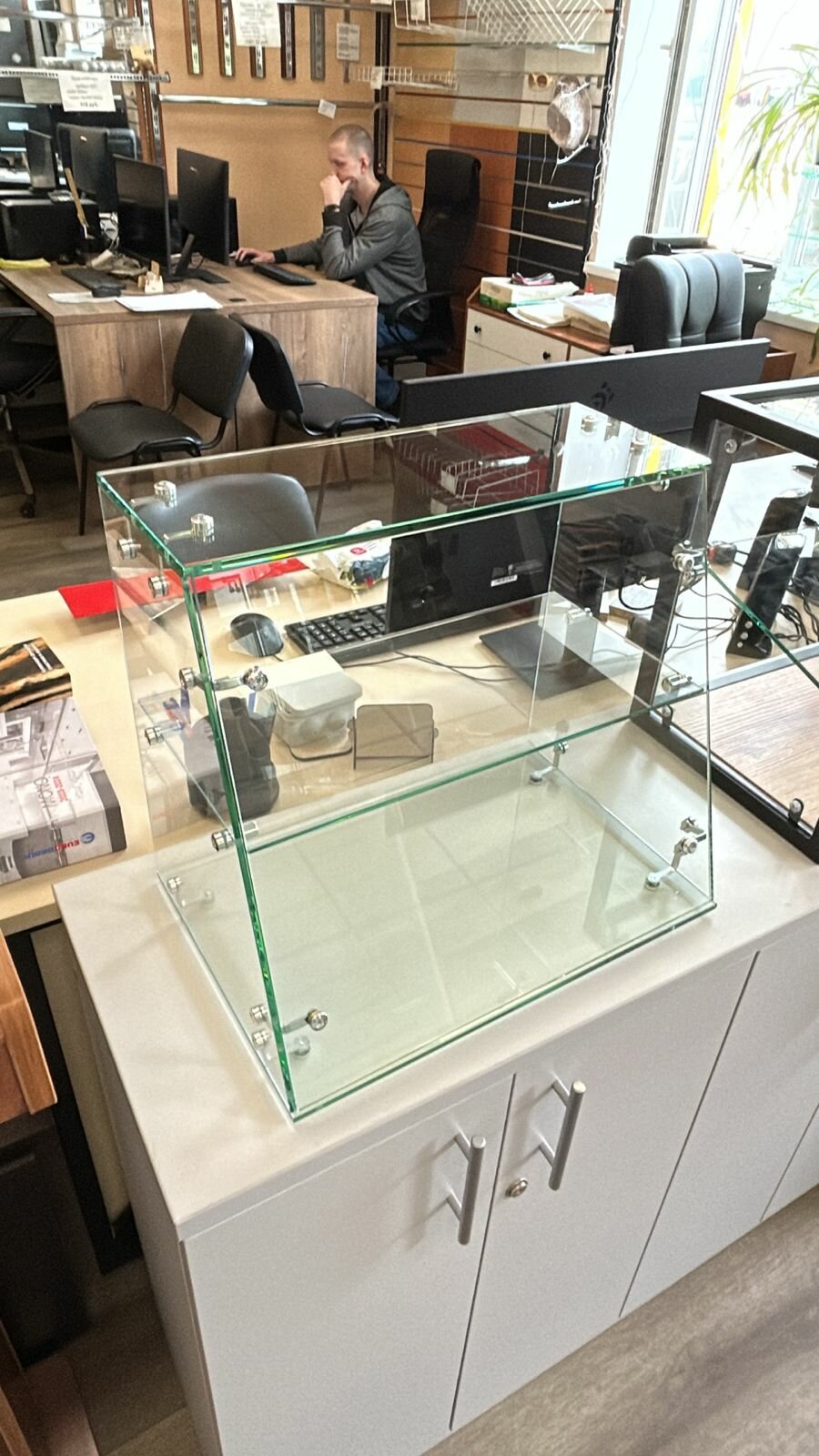 Витрина "сладость" №16КА-О для выпечки настольная с прямыми полками без дверки УЦ