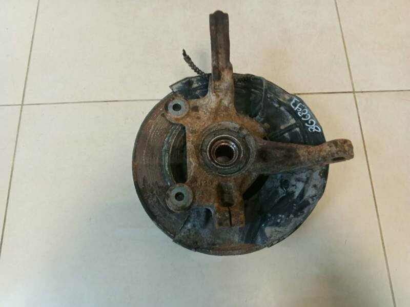 Кулак поворотный передний правый Chevrolet Aveo T300 2011