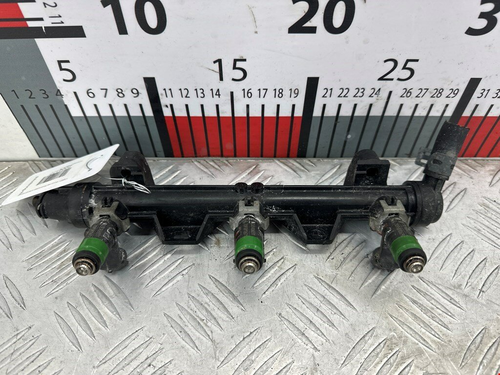 Форсунка бензиновая электрическая Volkswagen Polo 4 03E906031 арт. 2204177