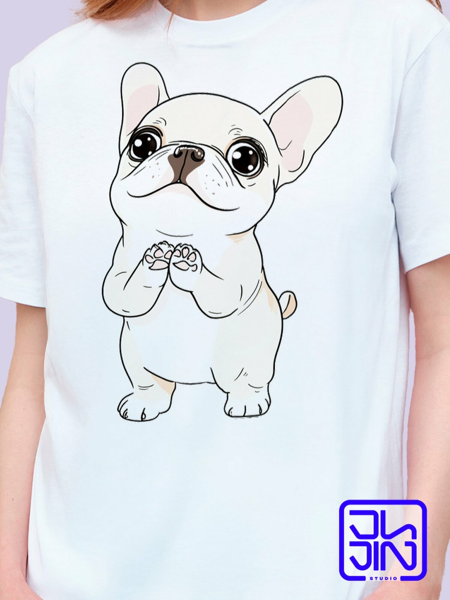 Футболка классическая женская с авторским принтом Смешной белый бульдог с большими глазами, веселая молочная собака универсальная, белый хлопковый трикотаж с прикольным рисунком на груди