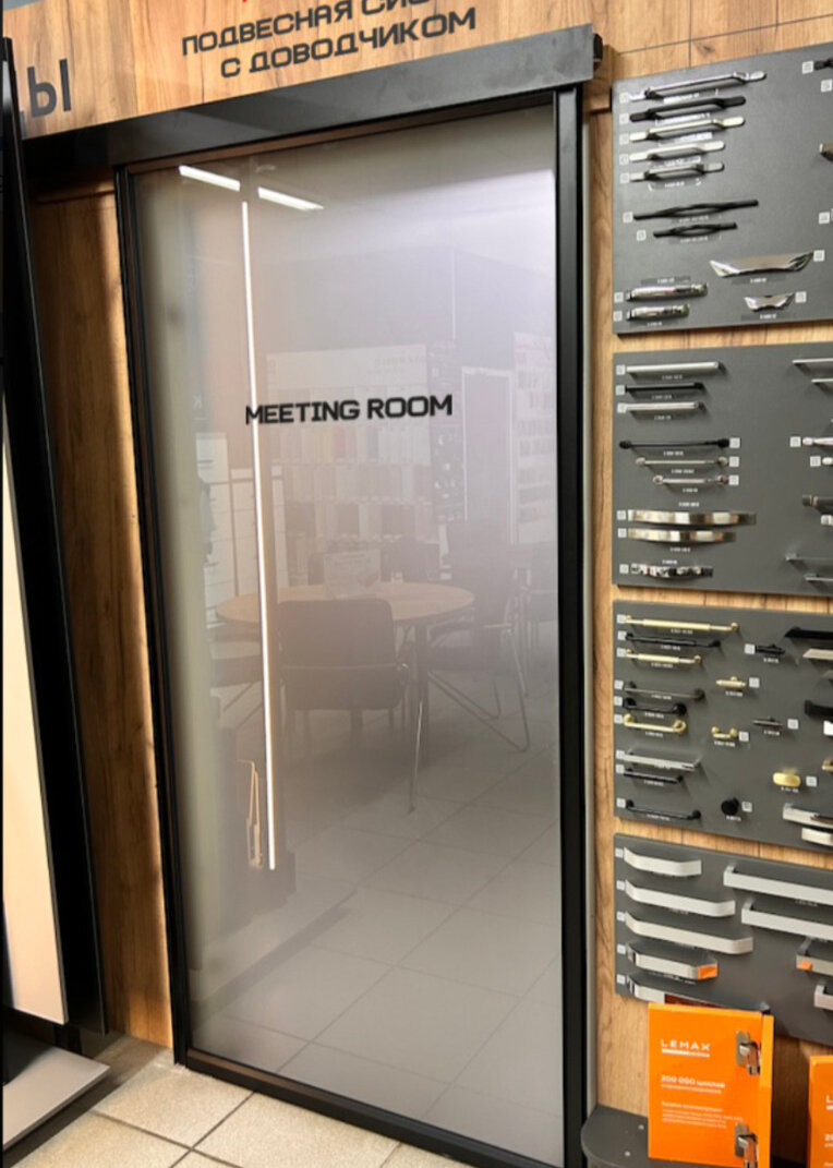 Подвесная перегородка межкомнатная (дверь), из алюминиевого профиля- направляющие, вставка - стекло матовое, есть доводчик. высота 2000 мм , ширина 800 мм