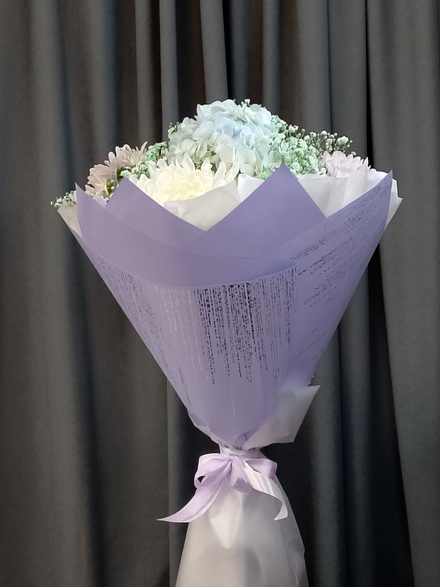 Букет "Небо над цветами", гортензия/хризантема/гипсофила, лавандовая упаковка