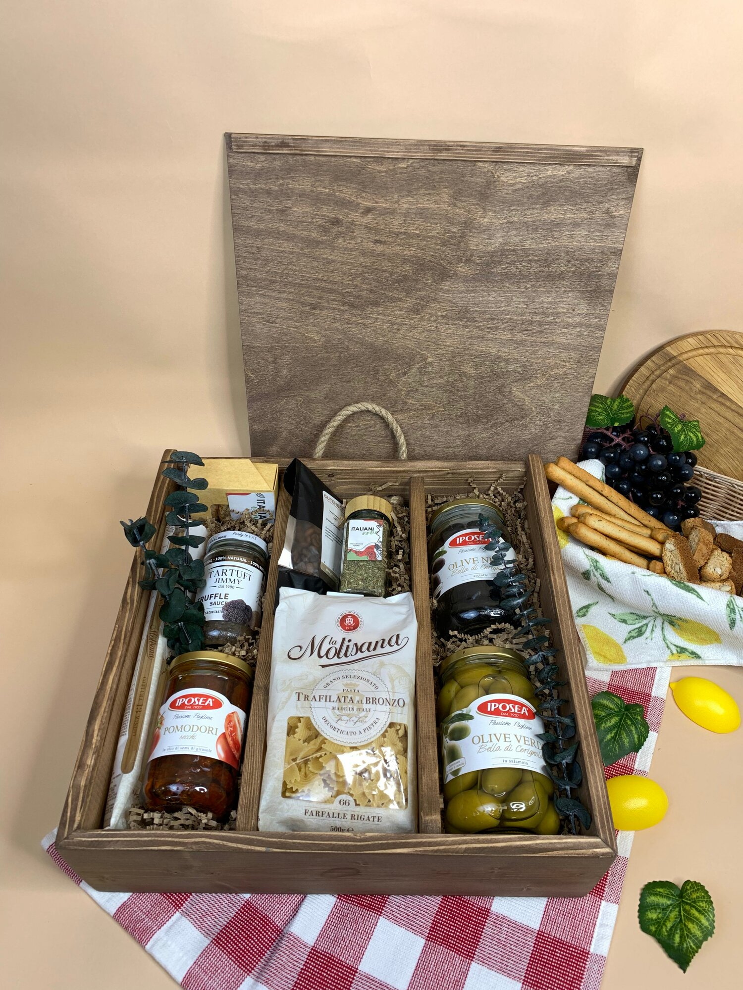 Подарочный набор "Dolce vita" тройной с оливками, маслинами, кофе, макаронами, соусом, приправами на день рождения / итальянский подарок в ящике женщине, мужчине, партнерам, директору, другу