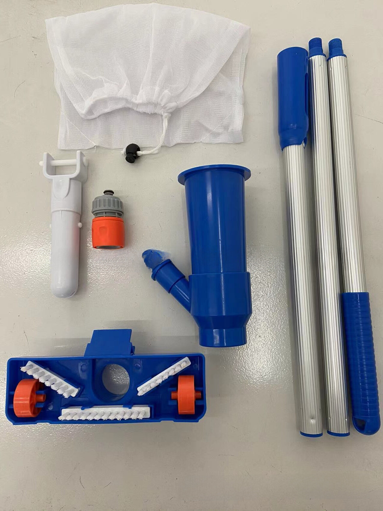 Пылесос для бассейна с пневматическим всасыванием новой модели Amazon с нижней щёткой, насадкой для торрента и телескопической штангой 160см (чистящее устройство с трёхшпильковым резьбовым соединением)