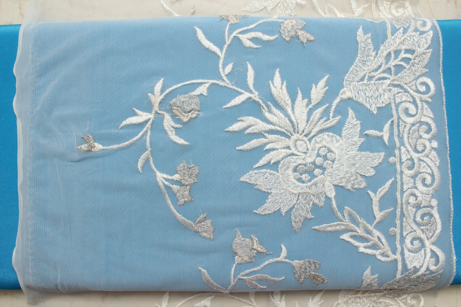 Ткань Вышивка на сетке Zibetti молочная с каймой, ш33см, 0,5 м