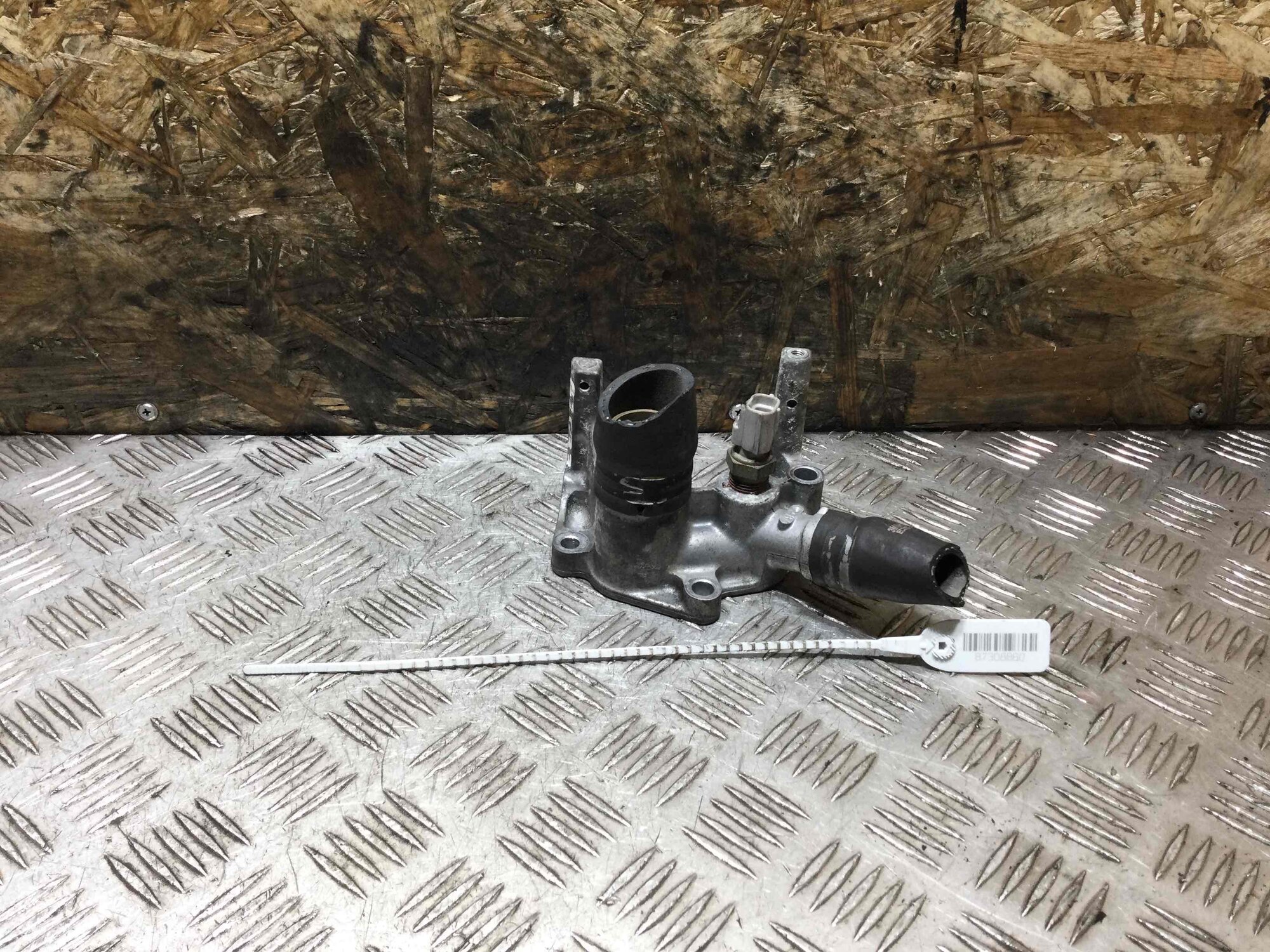 Б/У Фланец (тройник) системы охлаждения Ford Focus 2 поколение (2005-2008) 2007 г.