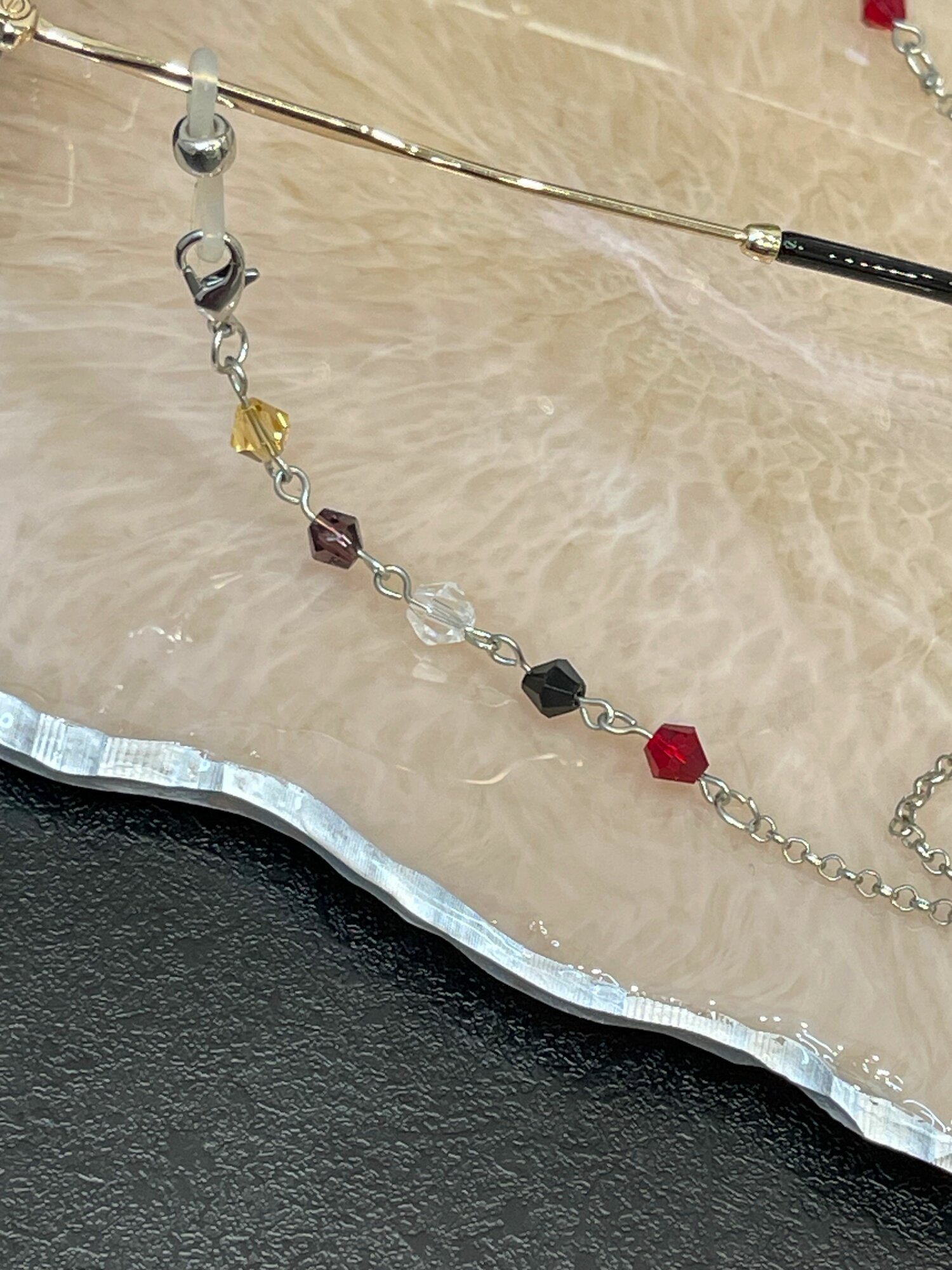 Цепочка для очков MelonySJ золотая с разноцветными камушками. Легкая