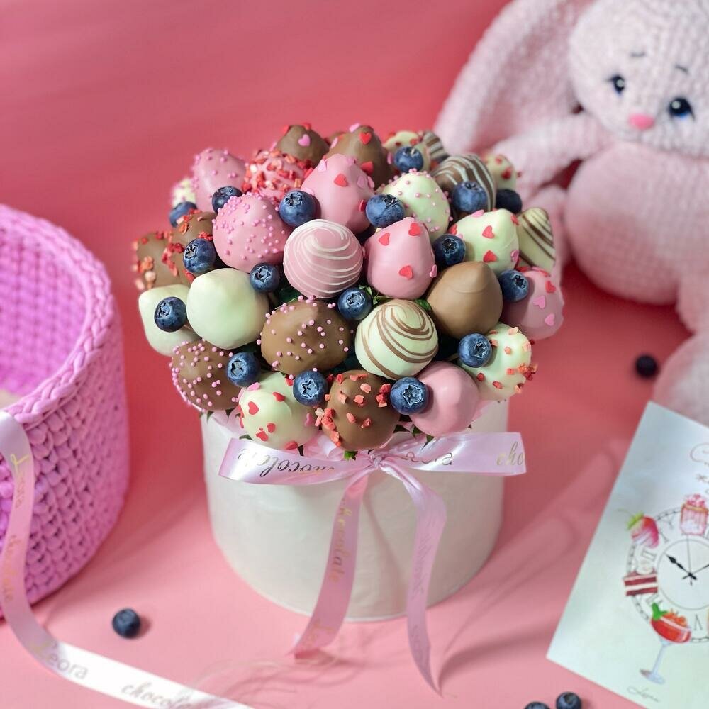 Подарочный набор для женщин 1127N. В наборе 27 -31 шт. Клубника в Бельгийском шоколаде Callebaut.