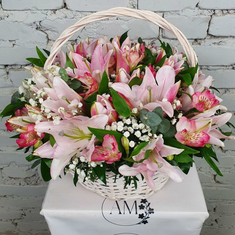 Композиция Розовые лилии с альстромерией в корзине