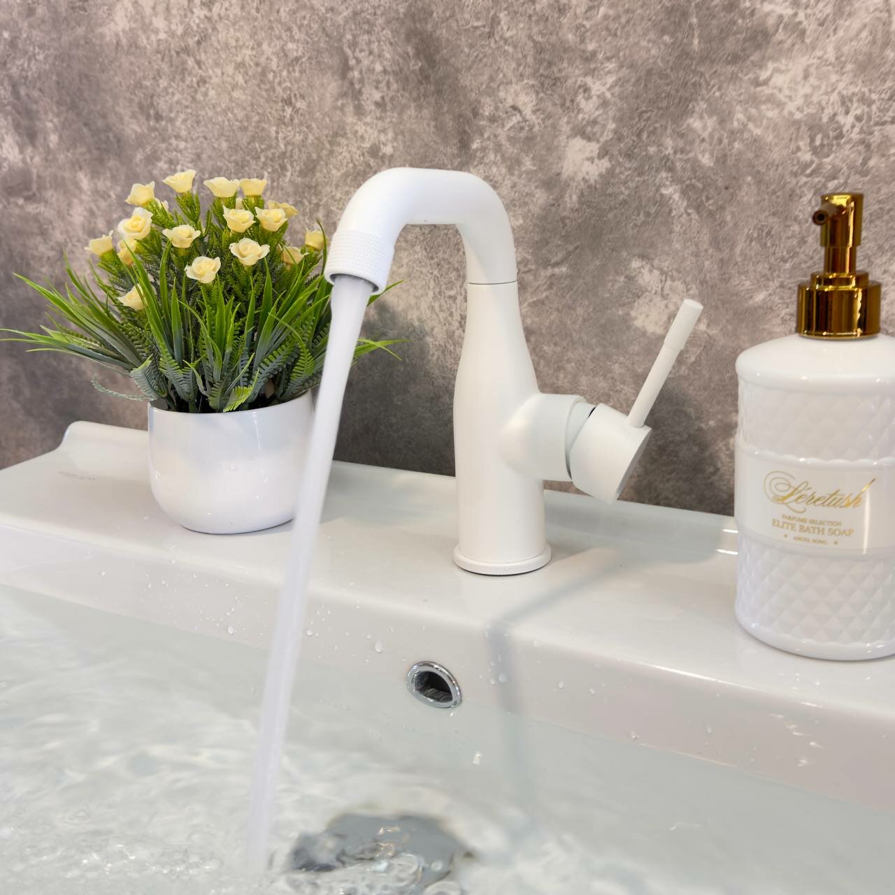 Смеситель для раковины и умывальника из латуни Vieir V403514-F белый