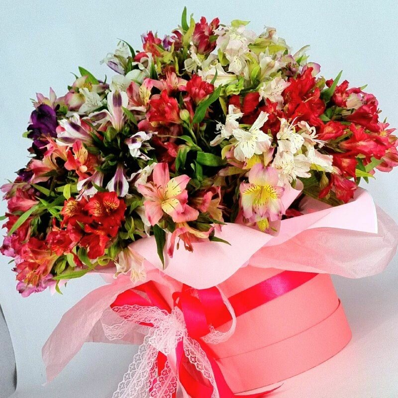 101 альстромерия, букет цветов в шляпной коробке