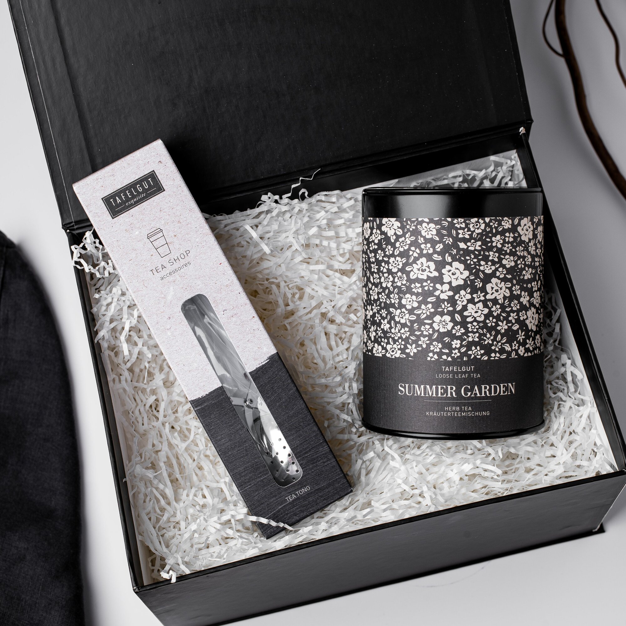 Подарочный набор из чая "Summer garden" и ситечка в чёрной матовой коробке