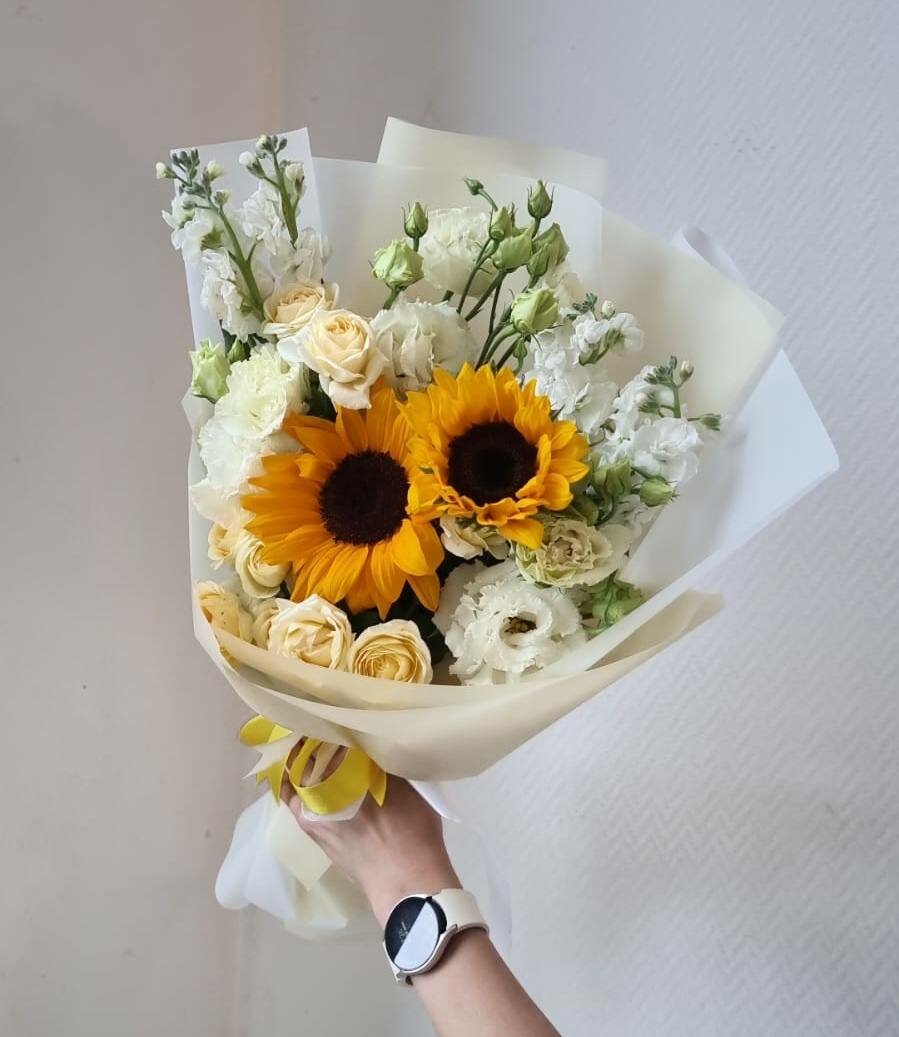 Букет Family Flowers, S, 7 цветов, с декоративными элементами, высота 30см