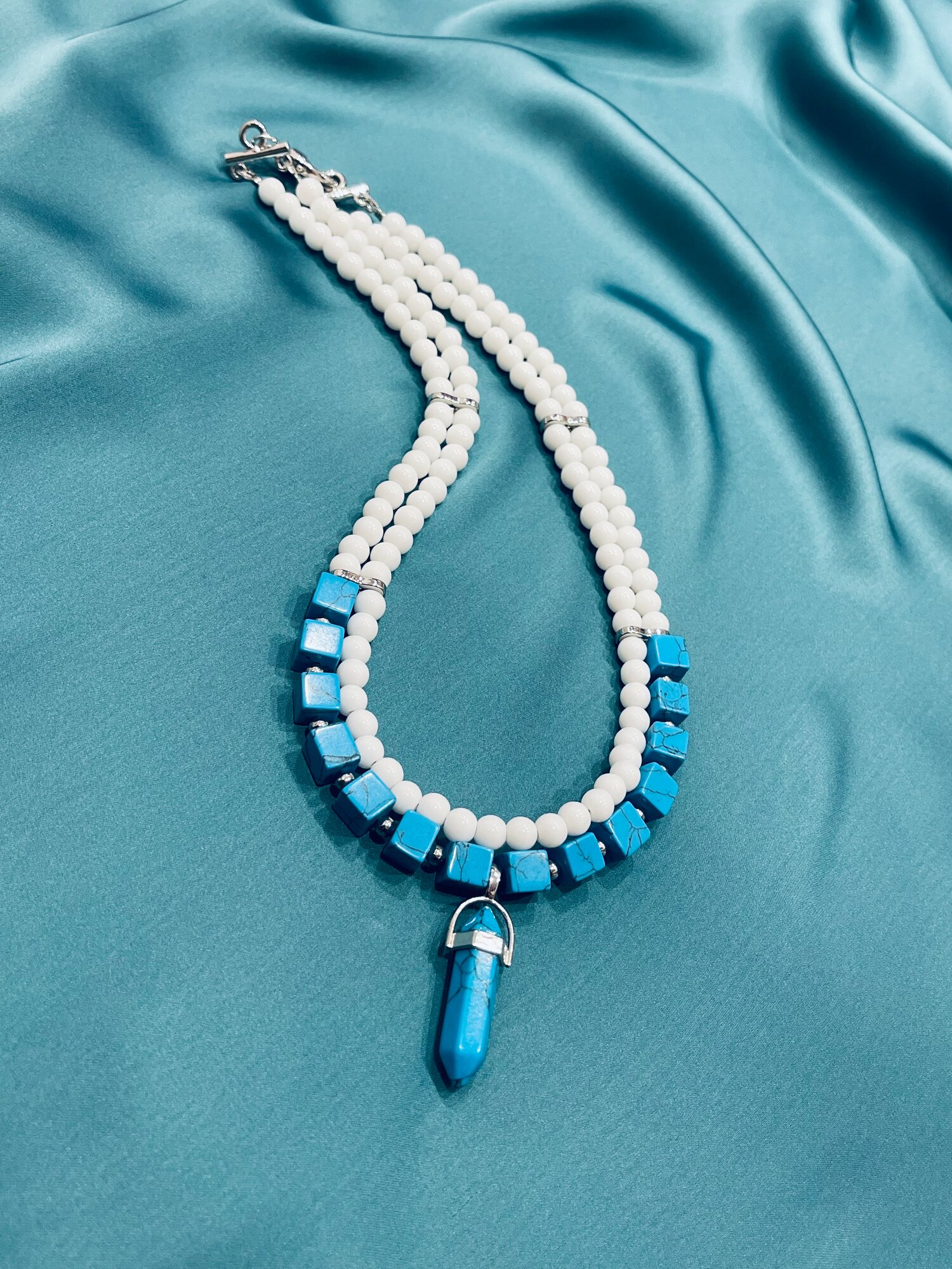 Колье, агат, говлит