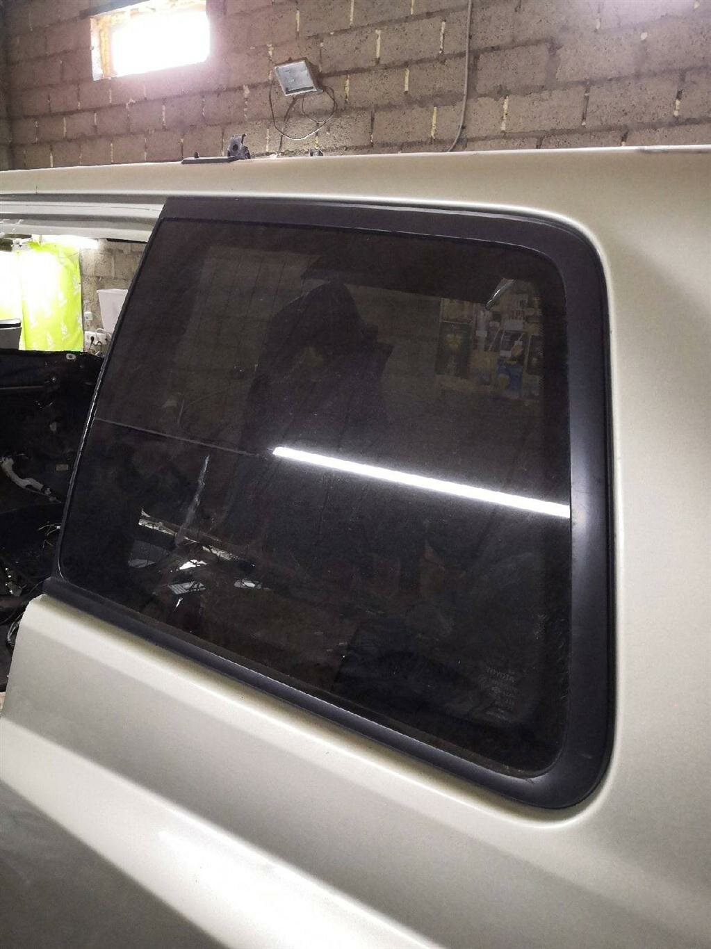 Стекло кузовное глухое левое Toyota Highlander I 01-06