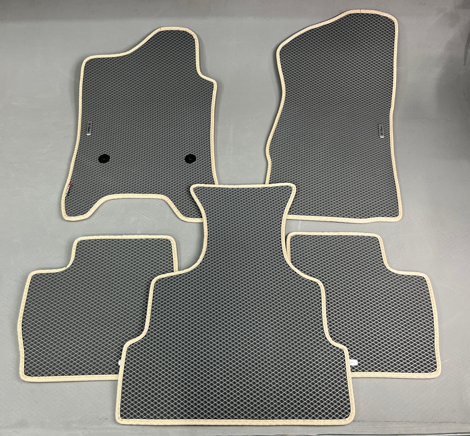 CARSTAR | Коврики EVA для Cadillac Escalade IV капитанские (2014-н/в) серые с бежевым кантом, с 4 шильдиками Cadillac