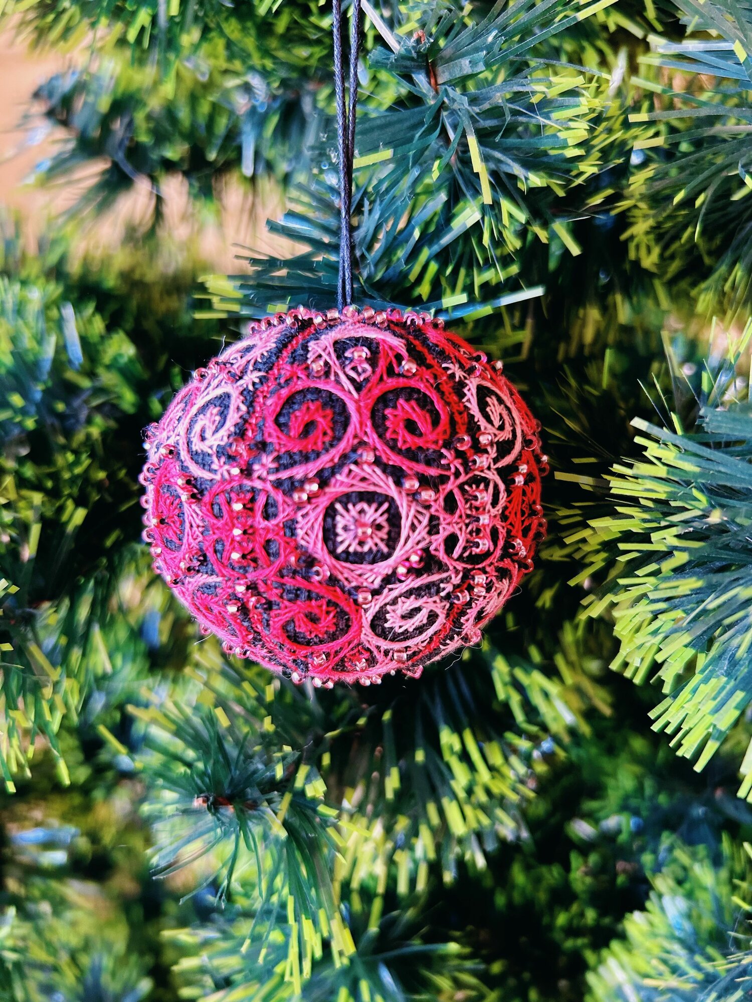 Набор для вышивания шовчиками "Ниточка - рисует по канве". Шарик серия "Новогодняя радуга" красно-розовый