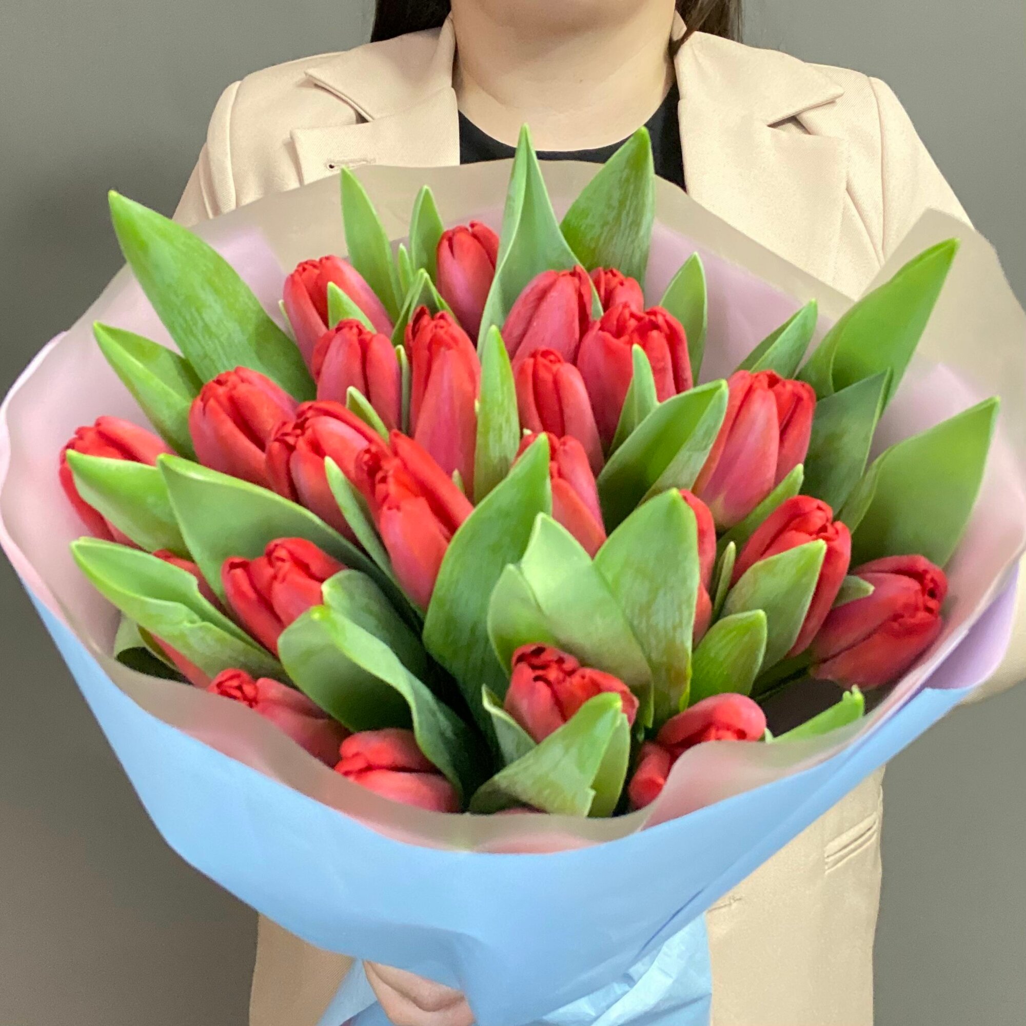 Красные тюльпаны (тюльпаны), высота букета 40 см, ширина 20 см