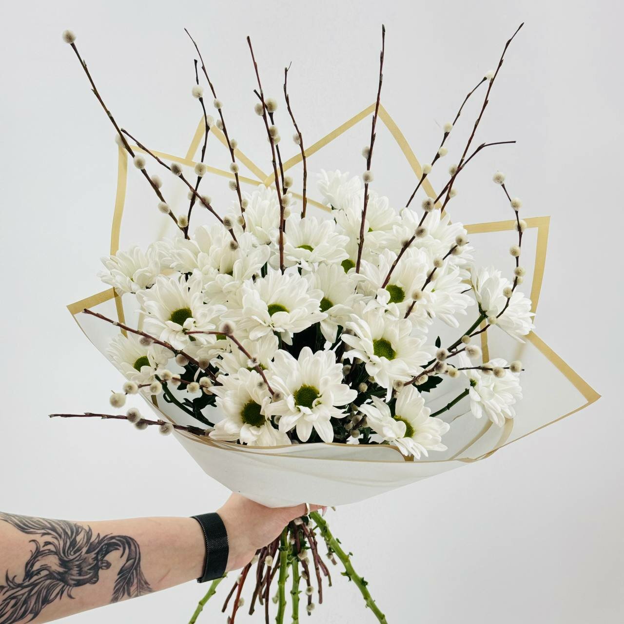 Белые кустовые ромашковые хризантемы с веточками живой бербы. Пасхальный букет