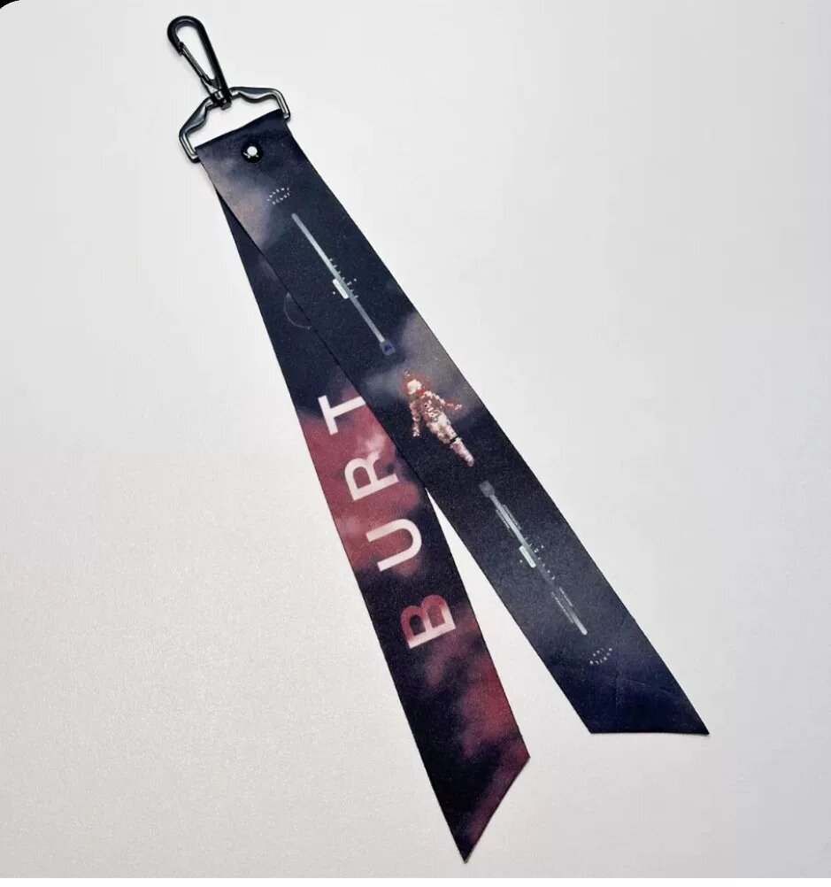 Аксессуары для сноуборда и лыж, такие как ленты, рюкзаки, шлемы, лыжные костюмы, сноубрюки, подвески, подарки и другое