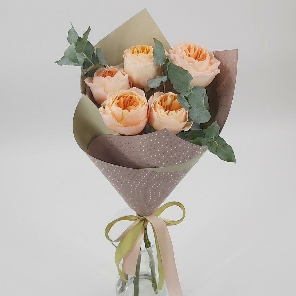 Цветы живые букеты, Букет из оранжевых пионовидных роз 5 шт дэвид остин с эвкалиптом