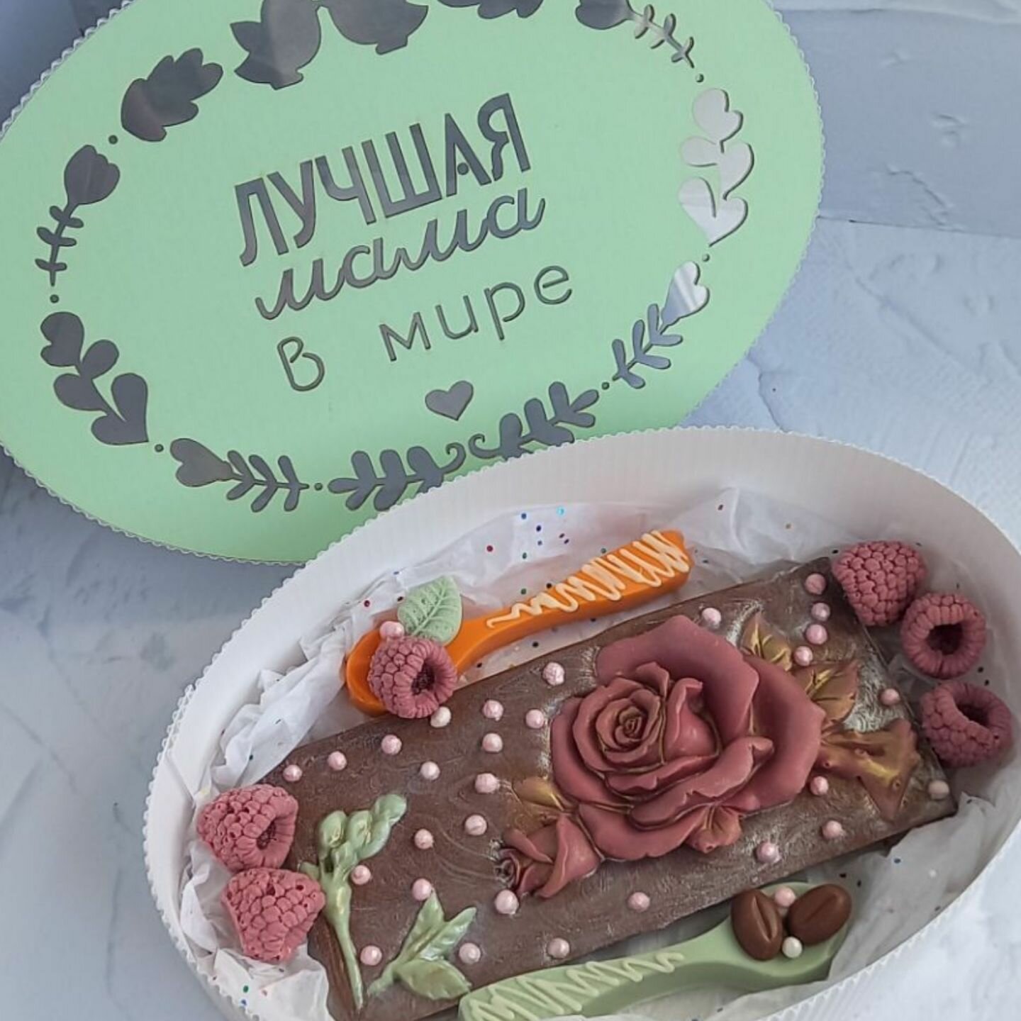 Подарочный набор фигурного шоколада: плитка с розой, ложками и малинками для мамы на 8 марта, День рождения, юбилей, День матери