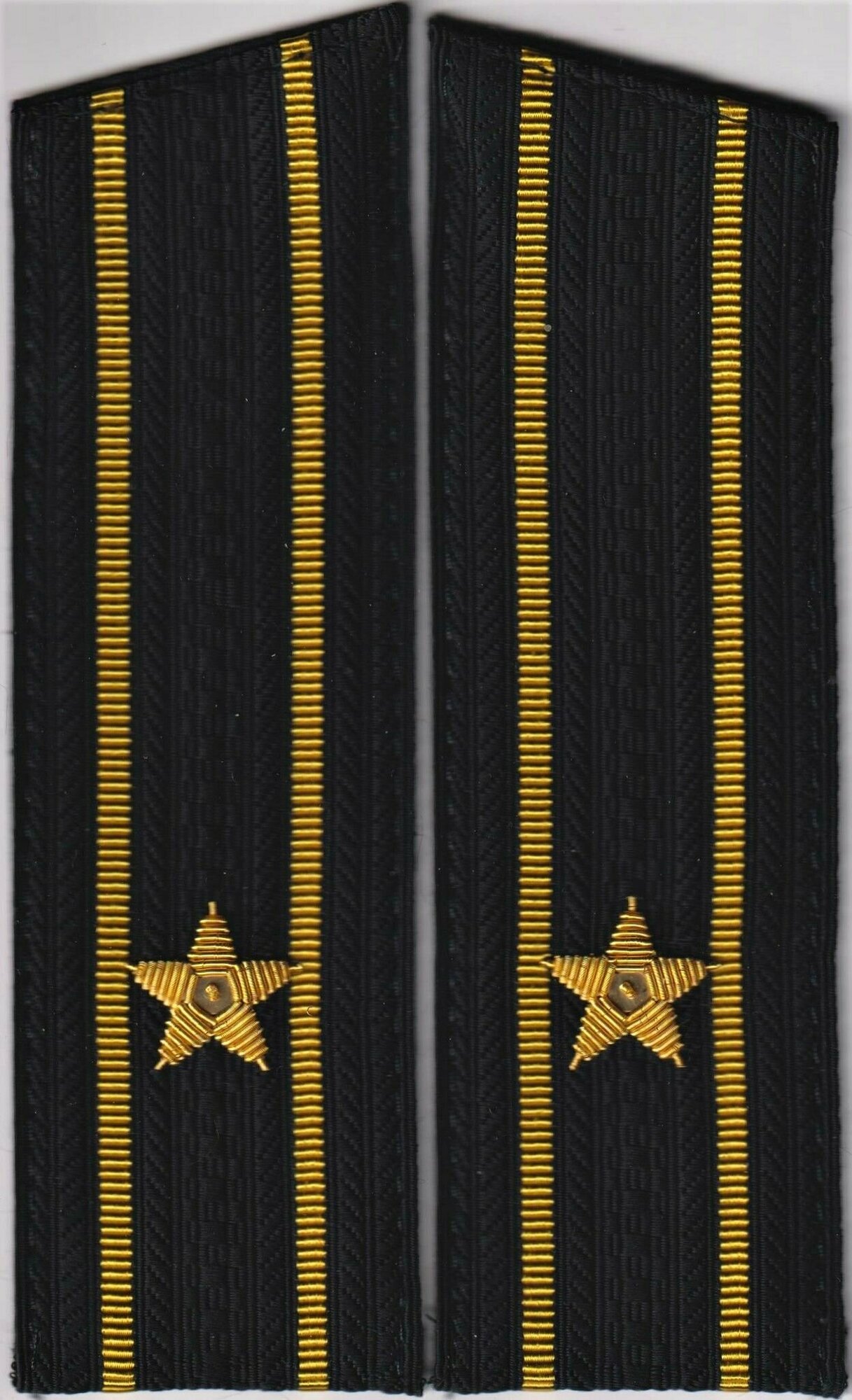 Погоны ВМФ чёрные с жёлтым просветом ( со скосом), капитан 3-го ранга