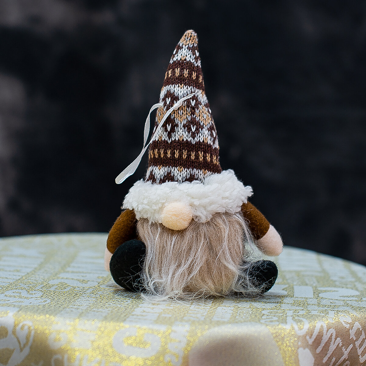 Новогодний гном с короткими ножками