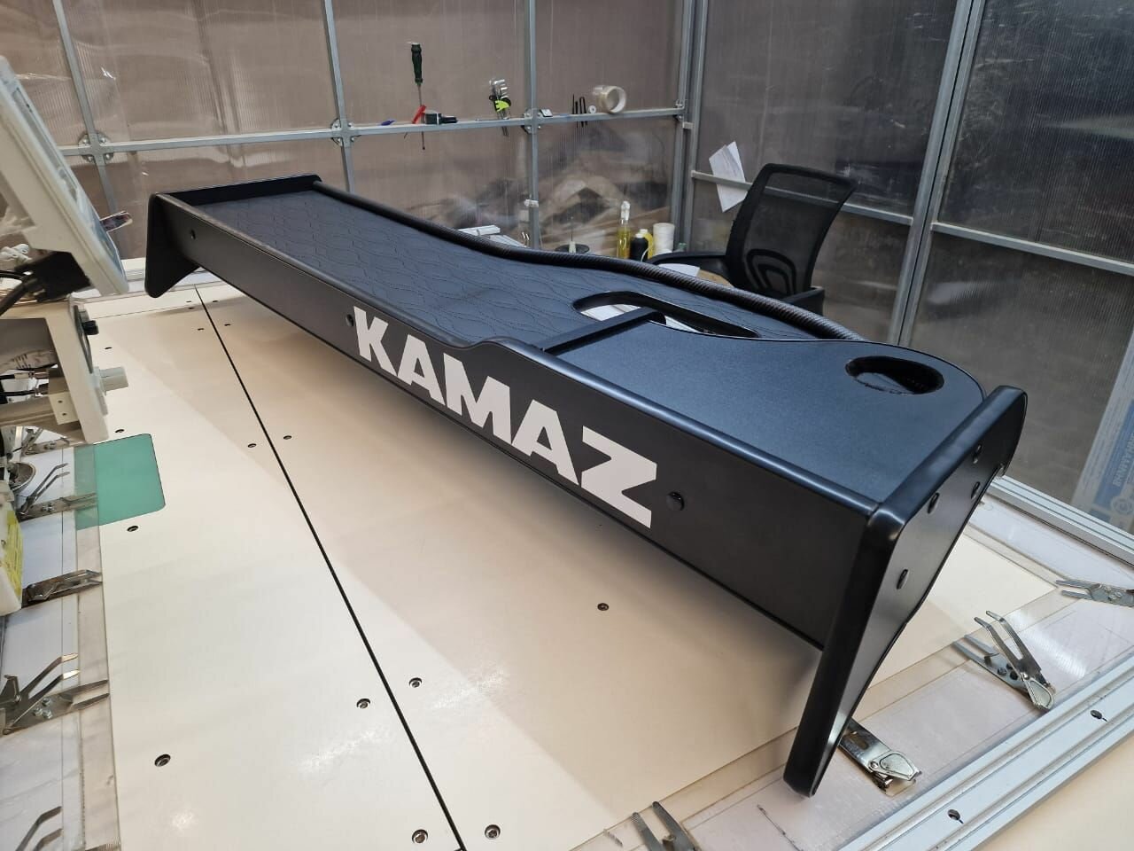 Полка для КАМАЗ 5490 NEO 2 2яруса/черны экокожа/серые волны